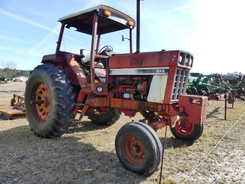 #700 - CASE IH INTERNATIONAL 886 | DeMott Auction