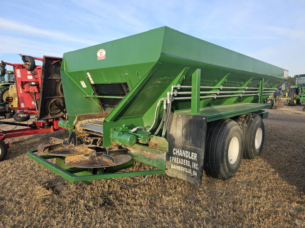 #584 - CHANDLER LITTER SPREADER | DeMott Auction