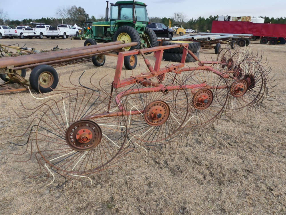 #823 - VICON HAY RAKE | DeMott Auction
