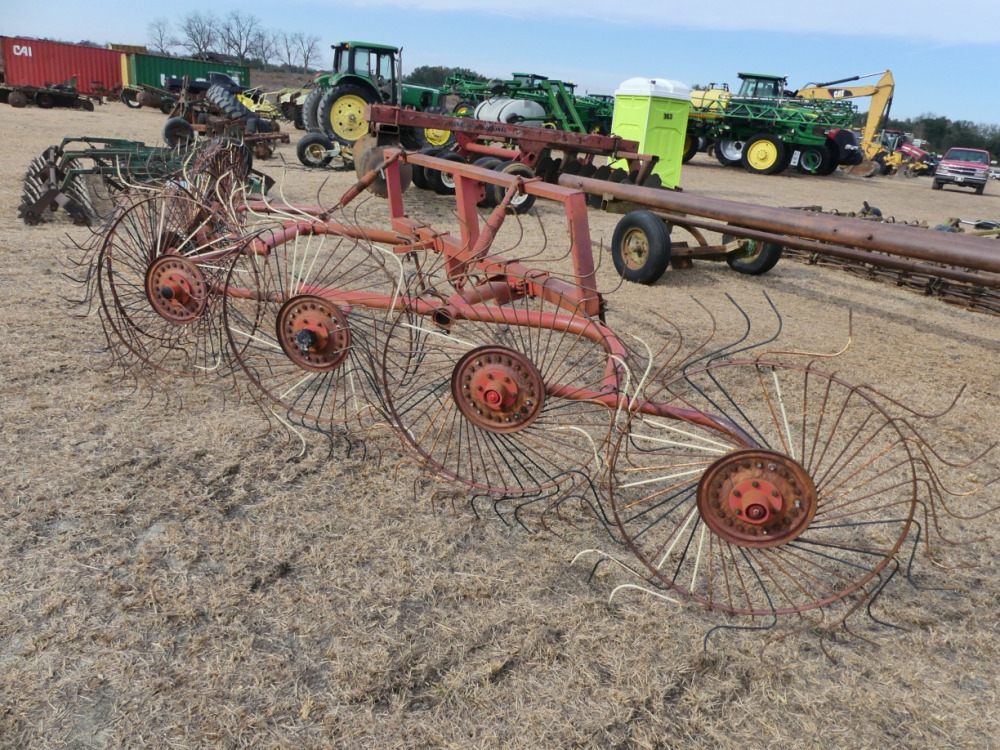 #823 - VICON HAY RAKE | DeMott Auction