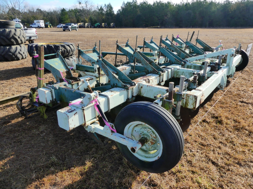 #880 - KMC RIPPER BEDDER | DeMott Auction