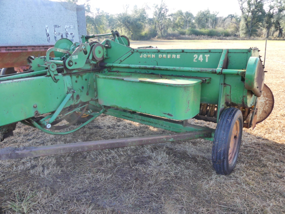 #882 - JOHN DEERE 24T BALER | DeMott Auction