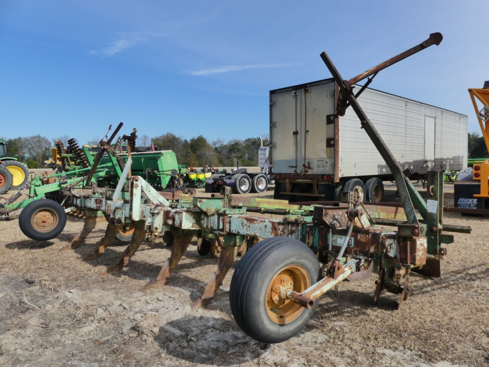 KMC RIPPER BEDDER | DeMott Auction