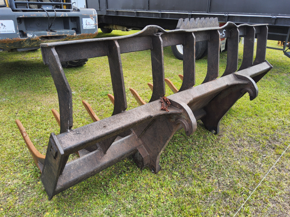 #852 - Root Rake | DeMott Auction