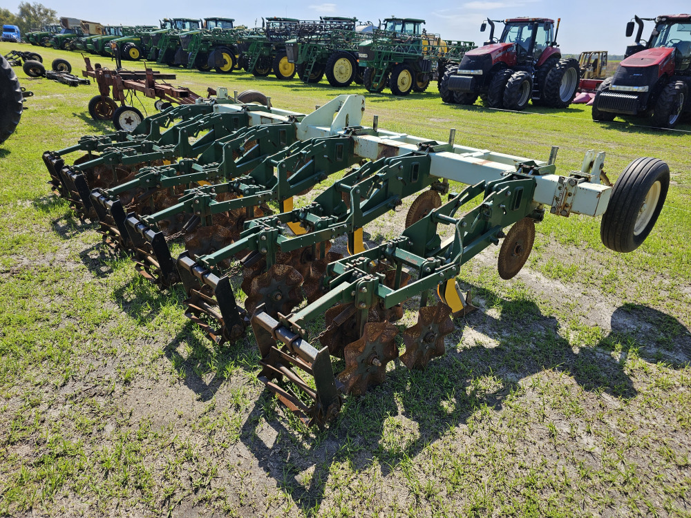 #781 - KMC 6 Row Ripper Bedder | DeMott Auction