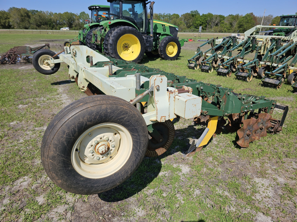 #781 - KMC 6 Row Ripper Bedder | DeMott Auction
