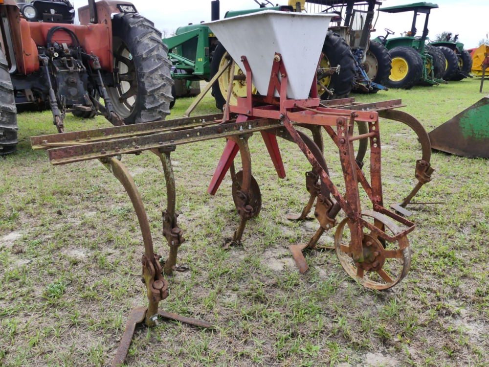 #662 - 2 Row Cultivator w/Fertilizer Distributor | DeMott Auction