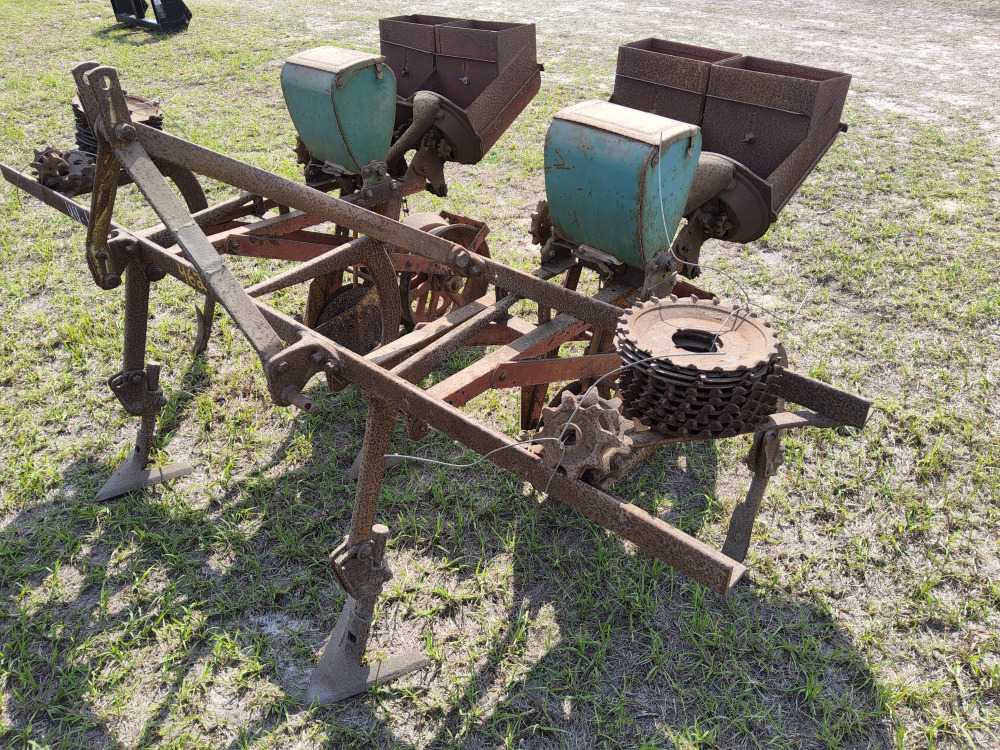 #462 - Covington 3pt 2 Row Planter | DeMott Auction