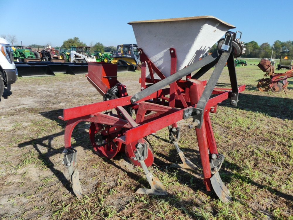 #475 - 3pt Fertilizer Distributer | DeMott Auction