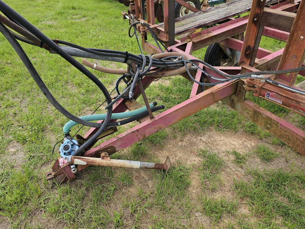 #939 - 12 Row Sprayer | DeMott Auction