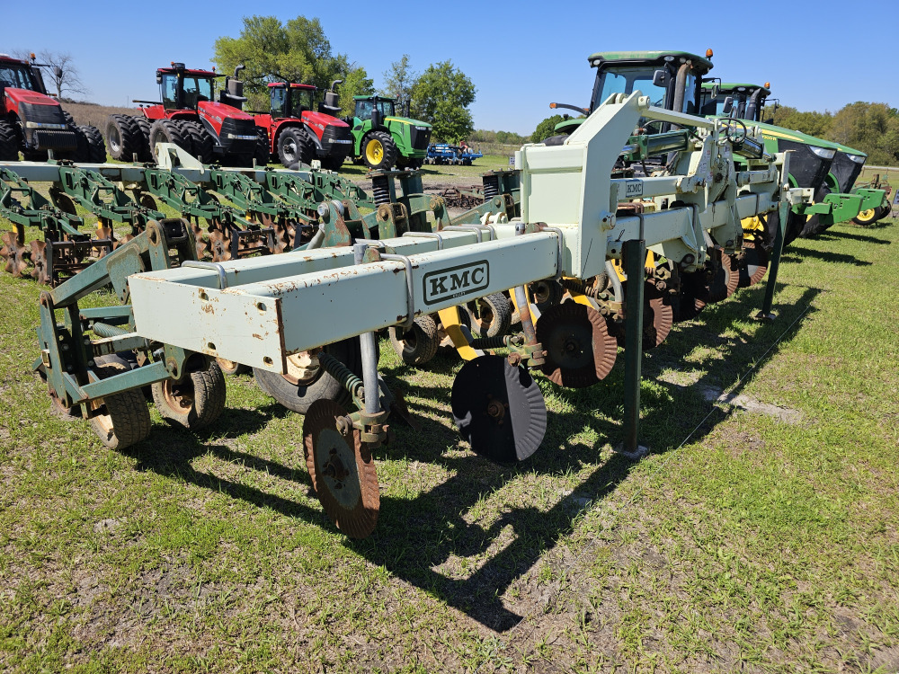 #780 - KMC 6 Row Ripper Bedder | DeMott Auction