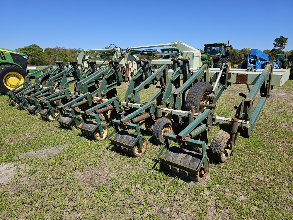 #780 - KMC 6 Row Ripper Bedder | DeMott Auction