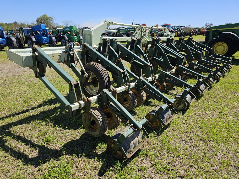 #780 - KMC 6 Row Ripper Bedder | DeMott Auction