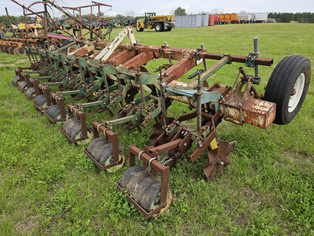 #813A - KMC 8 Row Strip Till Rig | DeMott Auction