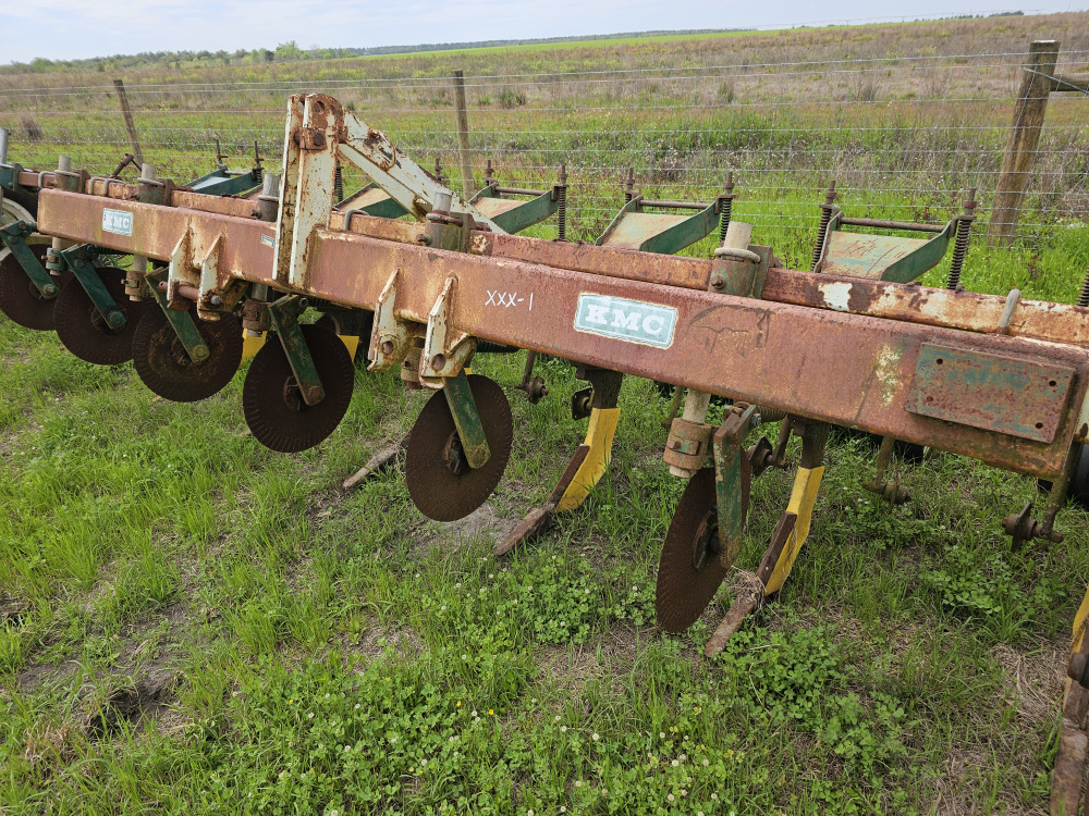 #813A - KMC 8 Row Strip Till Rig | DeMott Auction