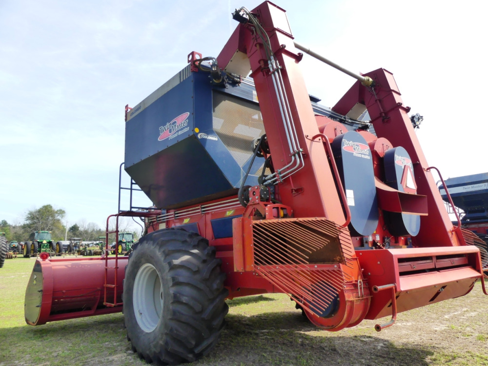 #790 - Colombo Twin Master 6 Row Peanut Combine | DeMott Auction