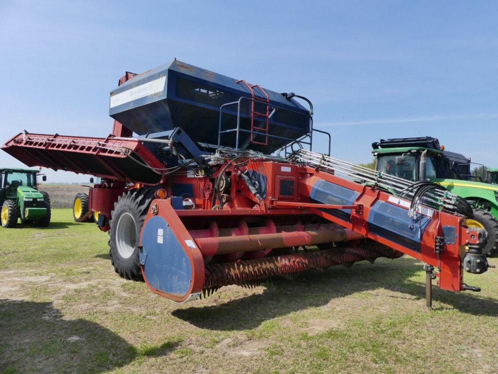 #792 - Colombo Twin Master 6 Row Peanut Combine | DeMott Auction