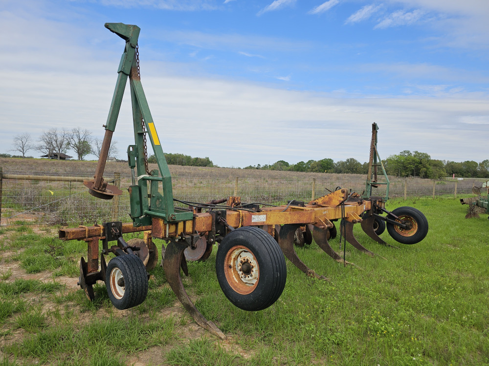 #736 - Amco 6 Row Ripper Bedder | DeMott Auction