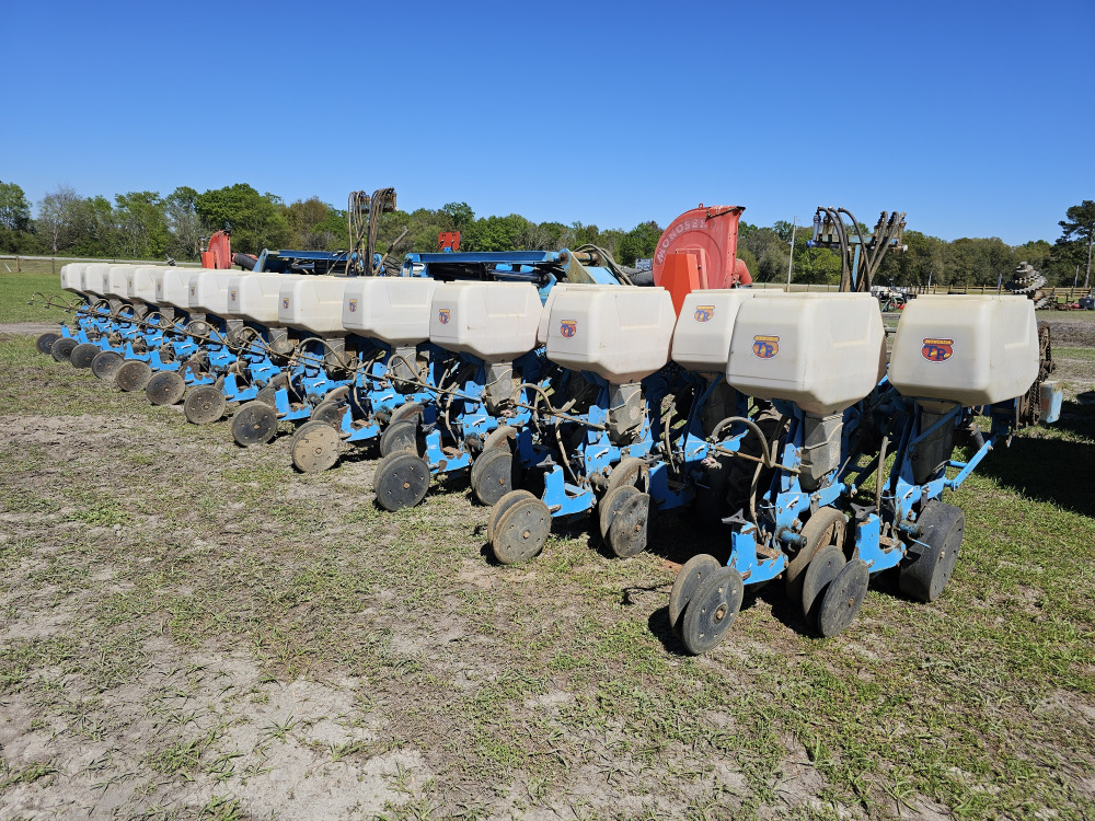 #832 - Monosem 12 Twin Planter | DeMott Auction