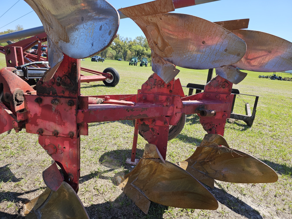 #898 - Massey Ferguson 3 Bottom Flip Plow | DeMott Auction