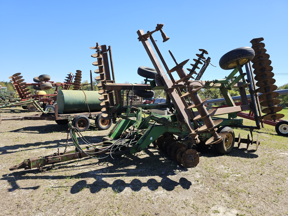 #900 - John Deere 637 PT 26' Hydraulic Fold Disc Harrow | DeMott Auction