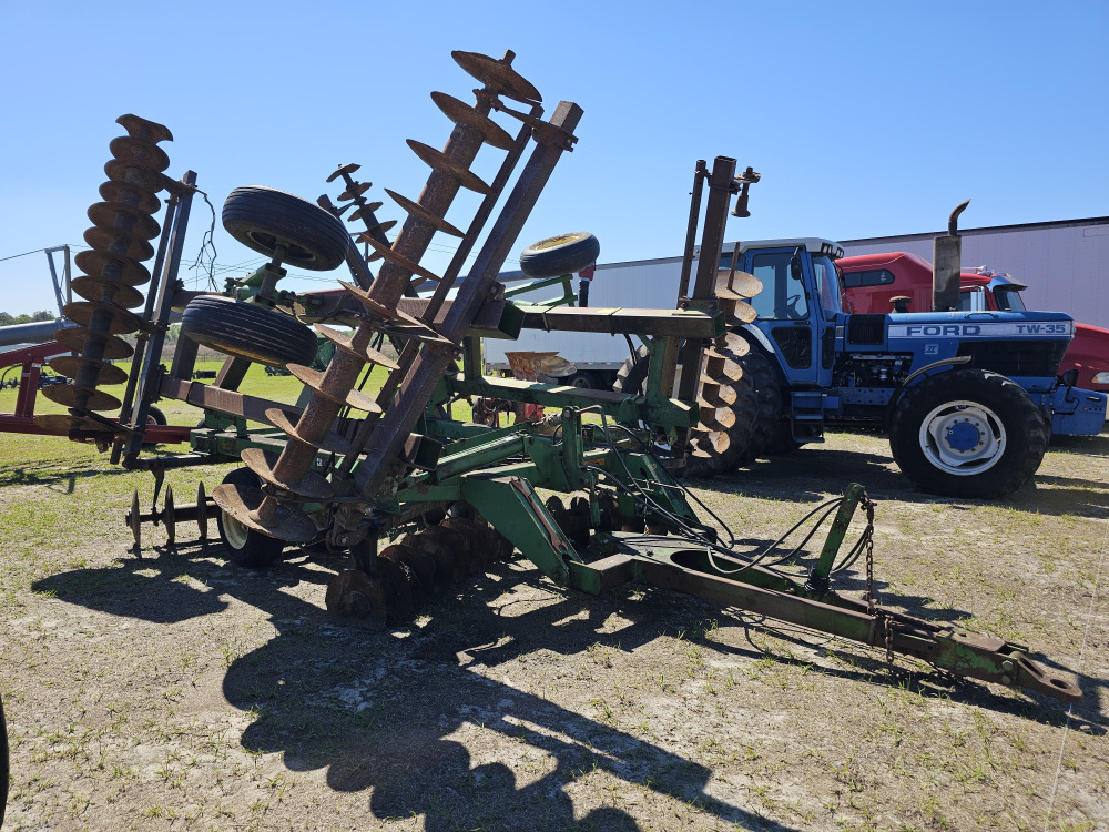 #900 - John Deere 637 PT 26' Hydraulic Fold Disc Harrow | DeMott Auction