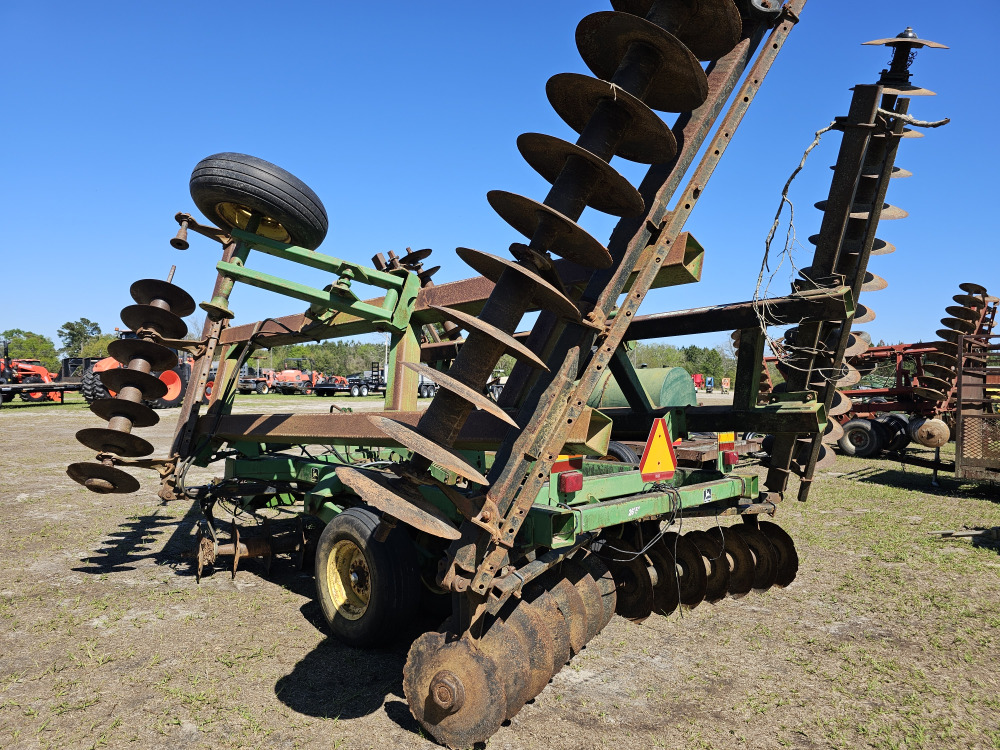 #900 - John Deere 637 PT 26' Hydraulic Fold Disc Harrow | DeMott Auction