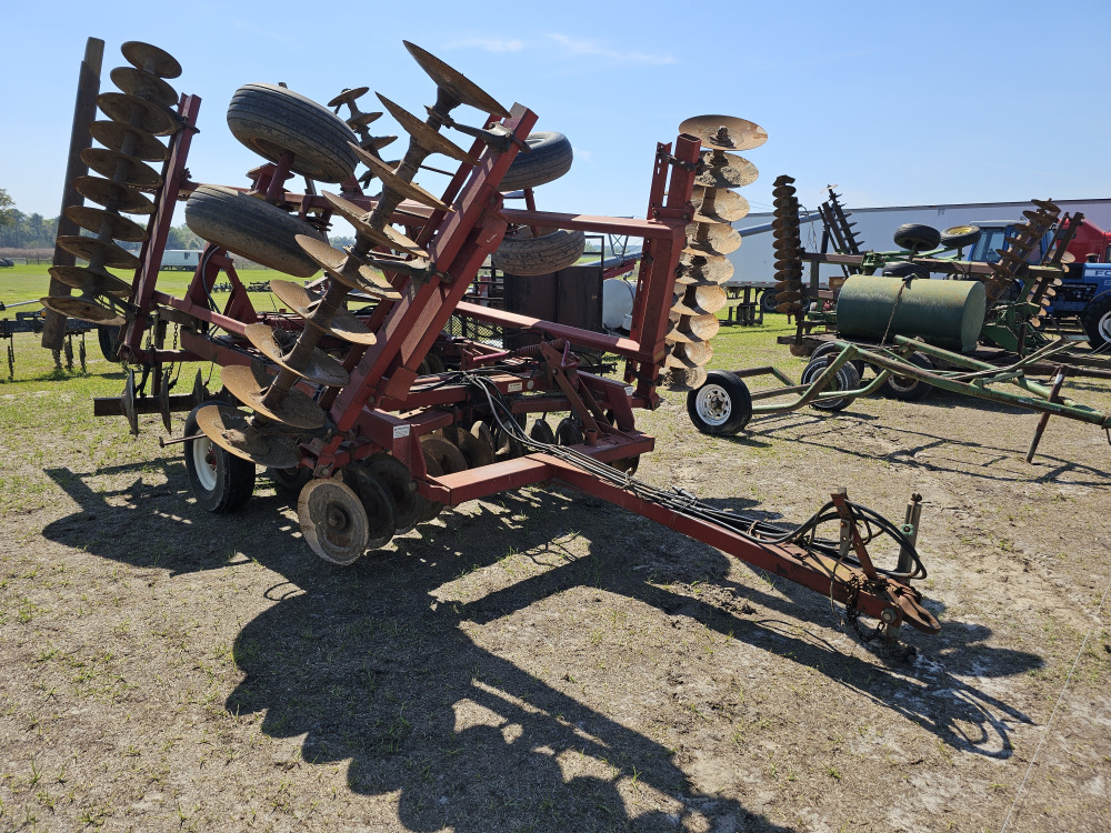 #906 - Case-IH 3950 Hydraulic Fold Disc Harrow | DeMott Auction