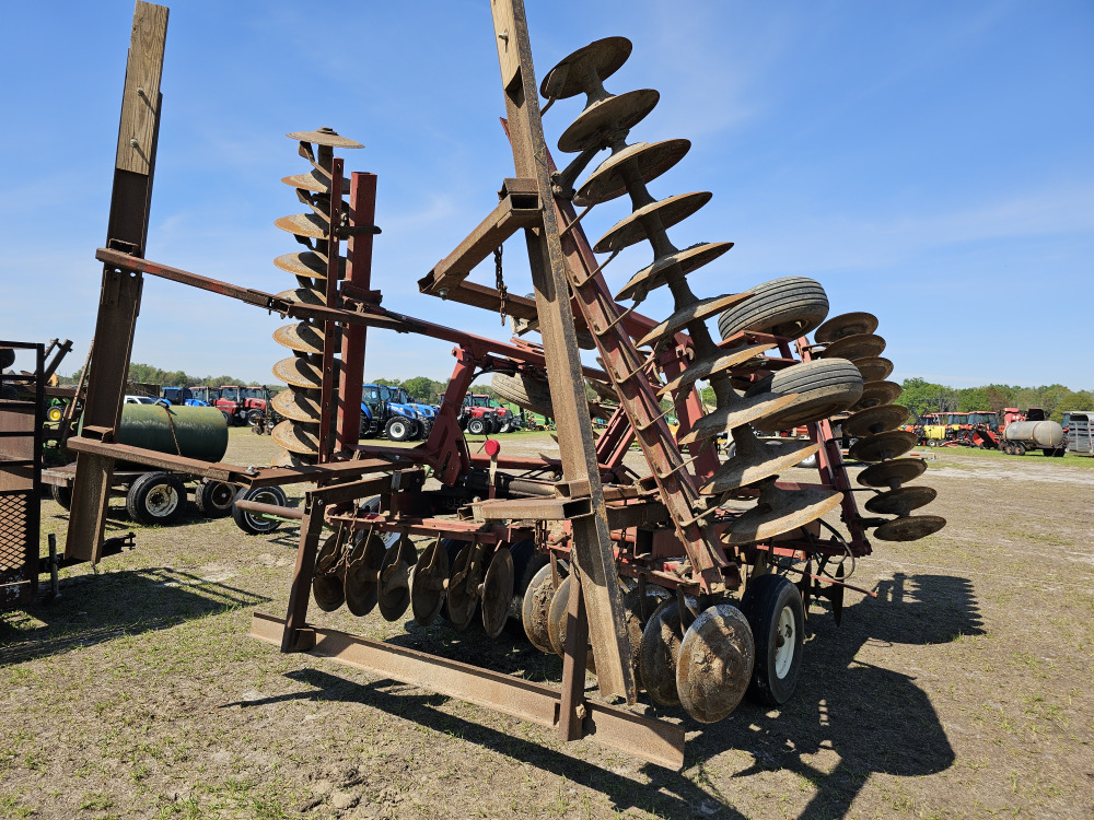 #906 - Case-IH 3950 Hydraulic Fold Disc Harrow | DeMott Auction