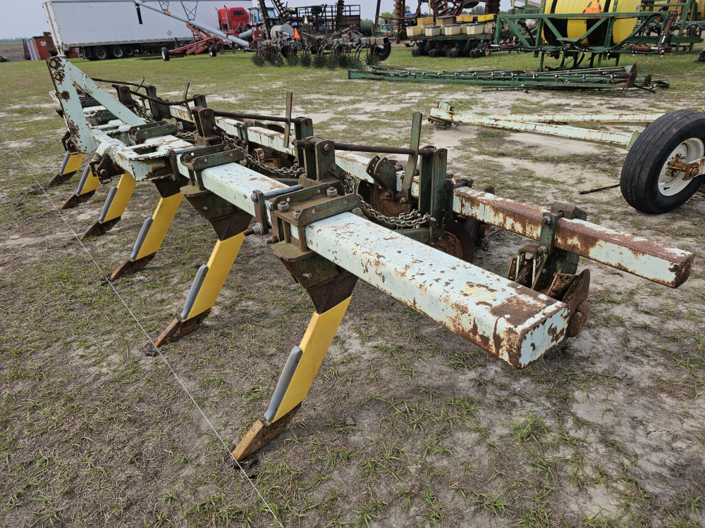 #967 - KMC 6 Row Ripper Bedder | DeMott Auction