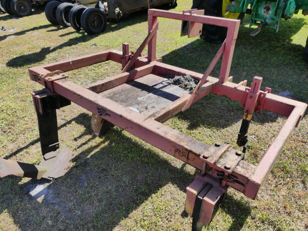 #780 - Red Single Row 3PT Plastic Lifter | DeMott Auction