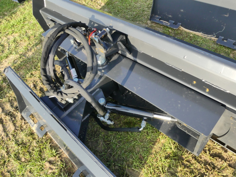 #413 - Wolverine Quick Attach 84" Push Blade | DeMott Auction