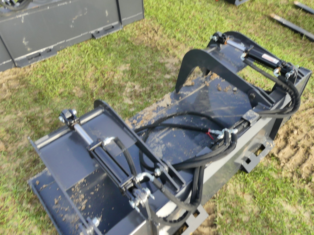 #386 - Wolverine Quick Attach 72" Bucket Grapple | DeMott Auction