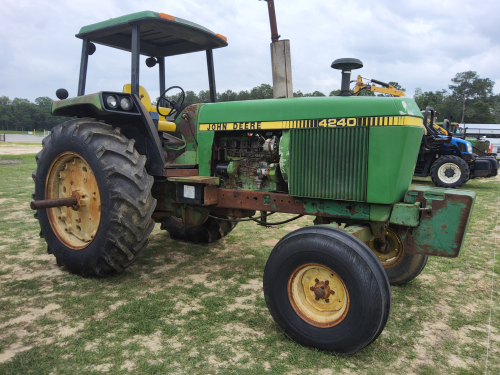 #647 - John Deere 4240 | DeMott Auction