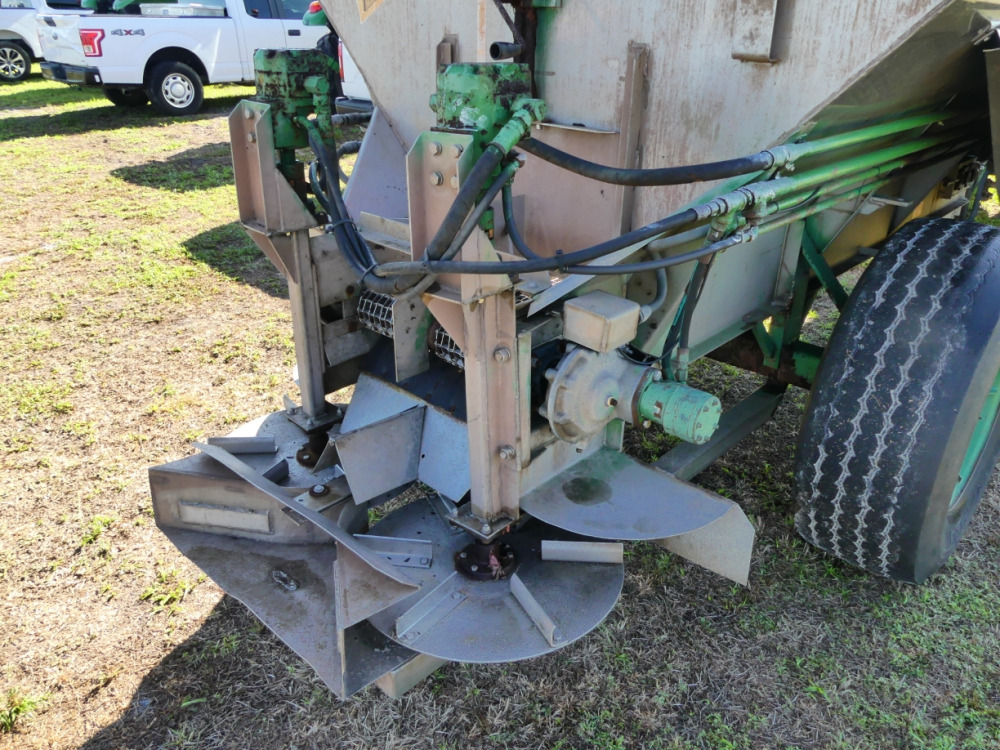#920 - Conibear Stainless Steel Fertilizer Spreader | DeMott Auction