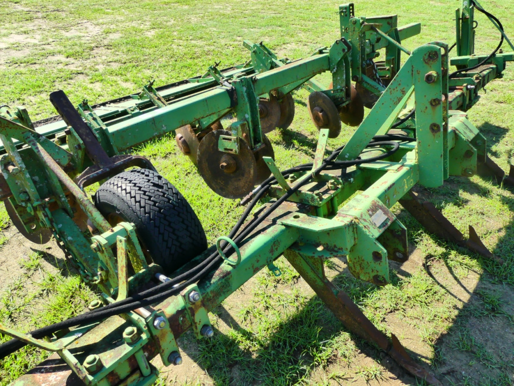 #276 - KMC 4 Row Ripper Bedder | DeMott Auction