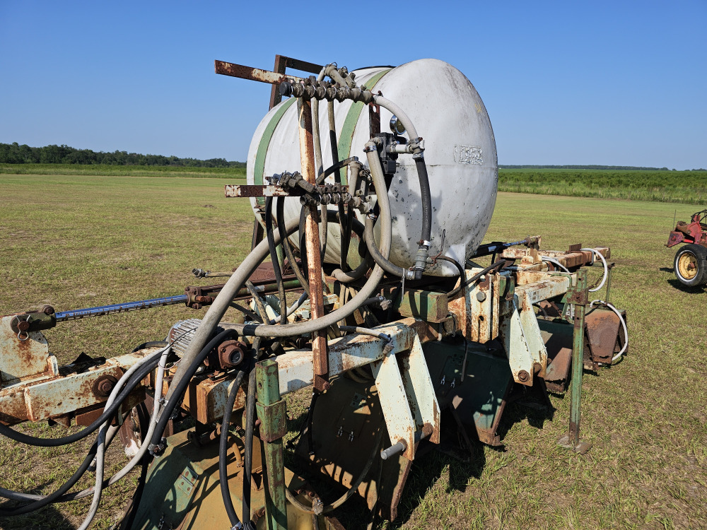 #564 - 3pt 200 Gallon 6 Row Hooded Sprayer | DeMott Auction