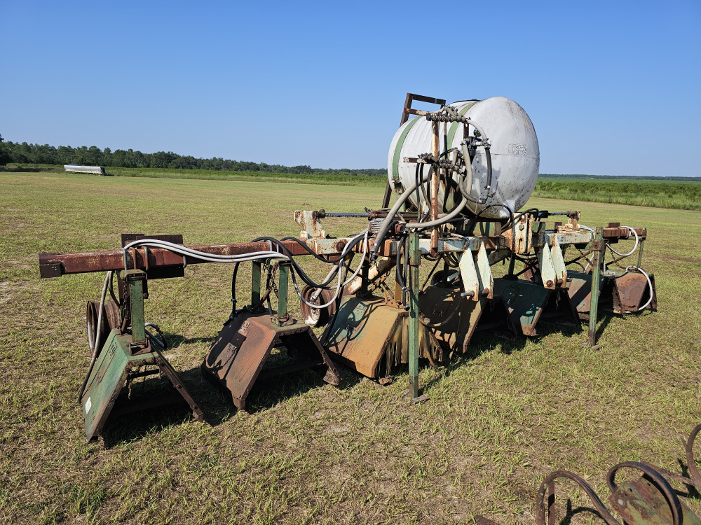 #564 - 3pt 200 Gallon 6 Row Hooded Sprayer | DeMott Auction