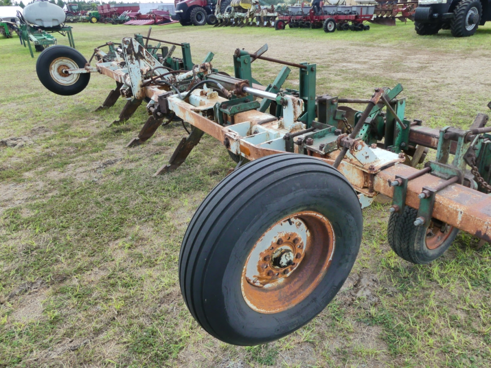 #549 - KMC 6 Row Ripper Bedder | DeMott Auction