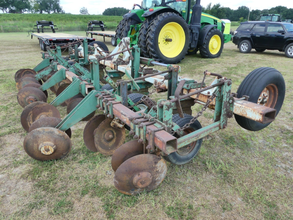 #549 - KMC 6 Row Ripper Bedder | DeMott Auction