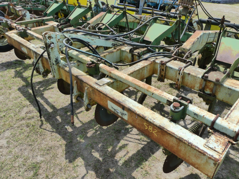 #582 - KMC 6 Row Ripper Bedder | DeMott Auction