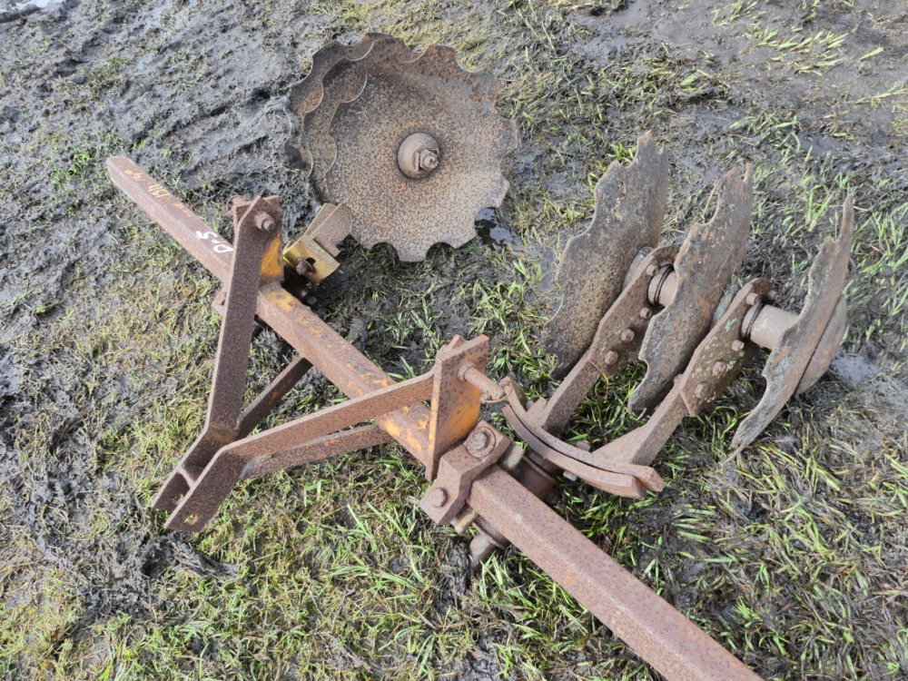 #2311 - Single Row 3 Blade Bedder | DeMott Auction