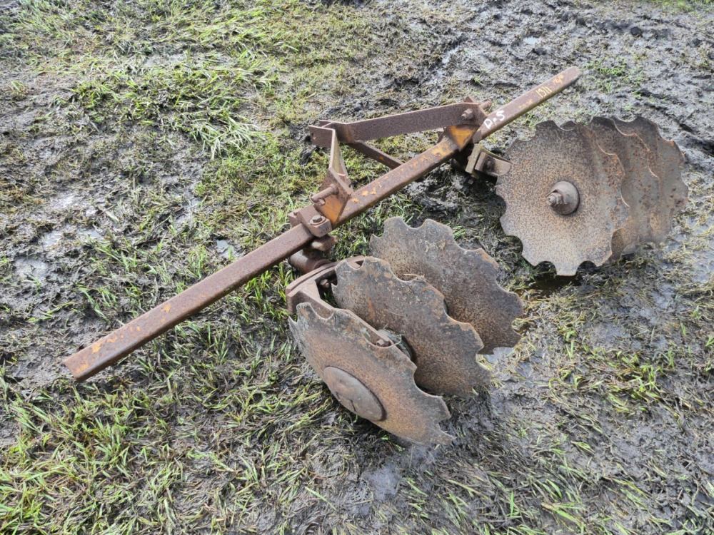 #2311 - Single Row 3 Blade Bedder | DeMott Auction