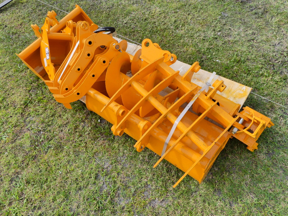 #2407 - Giyi Excavator Attachment Set | DeMott Auction