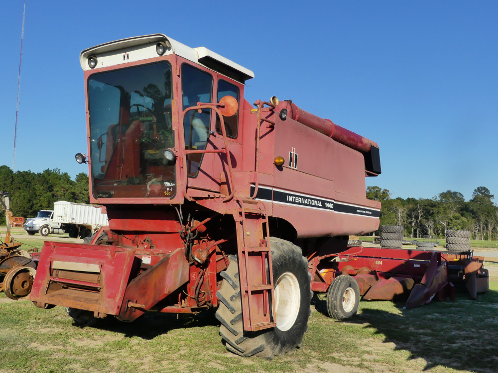 #320 - Case-IH 1440 Axial Flow Combine | DeMott Auction