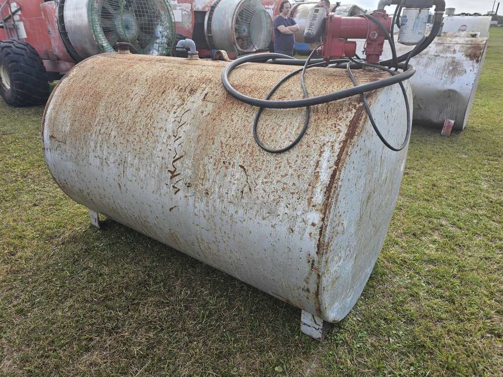 #716 - FUEL TANK ON LEGS | DeMott Auction