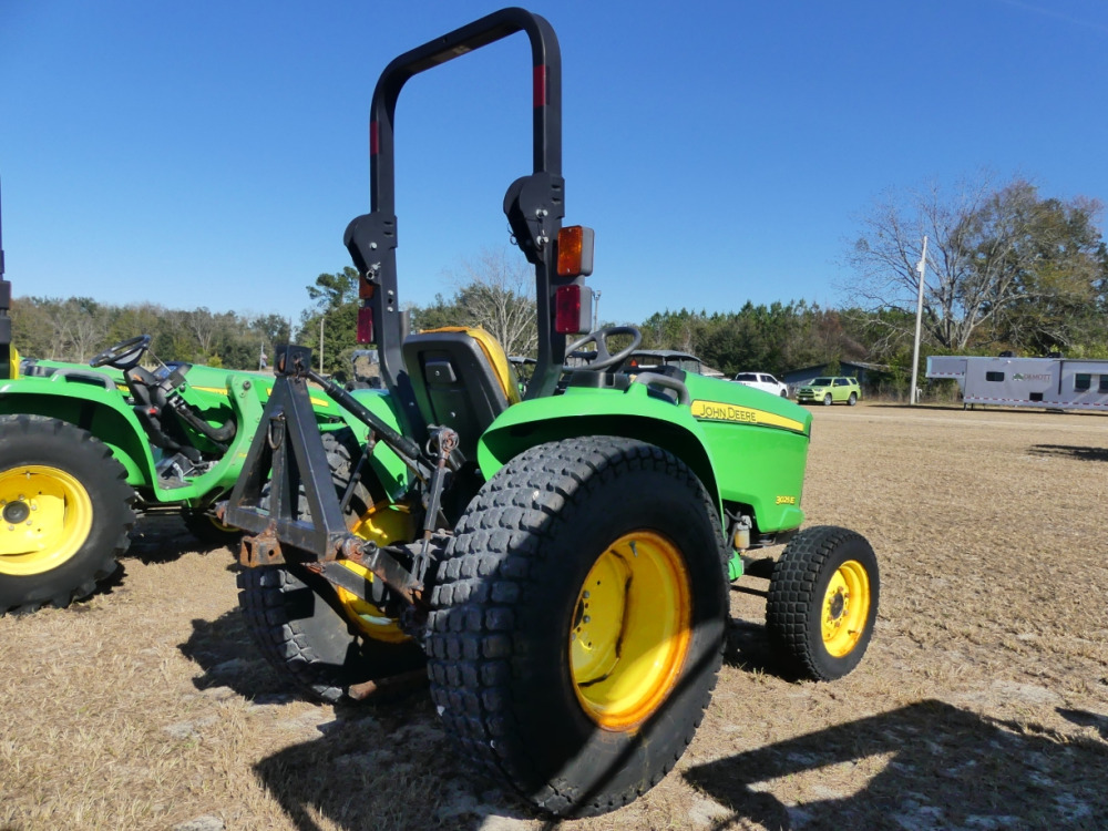 #233 - 2017 JOHN DEERE 3025E | DeMott Auction