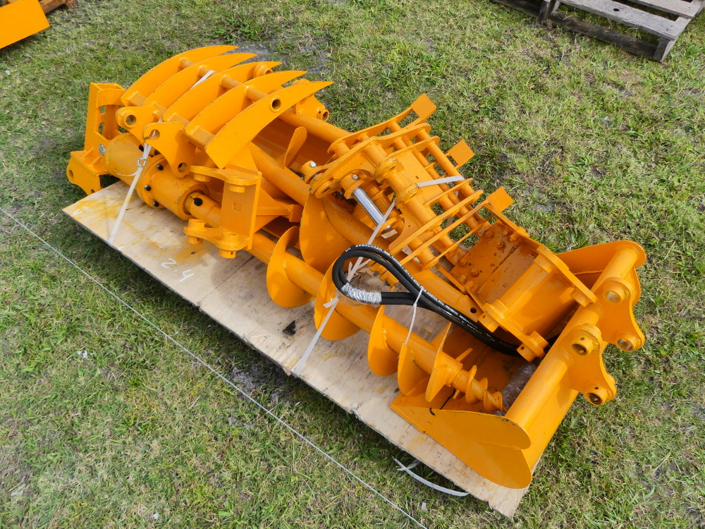 #2407 - Giyi Excavator Attachment Set | DeMott Auction