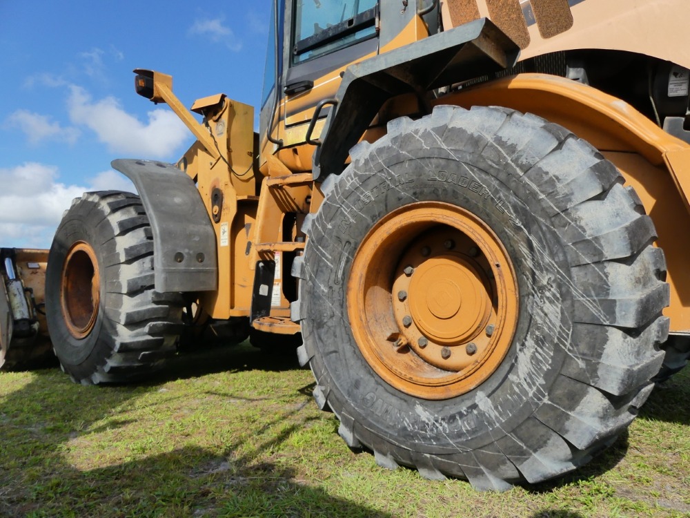#1229 - 2006 Case 621D | DeMott Auction