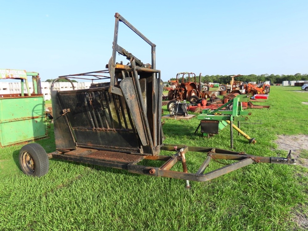 #2348 - P.T Hydraulic Cattle Table | DeMott Auction